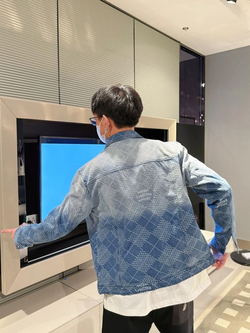 Top mirror Louis Vuitton Outwear