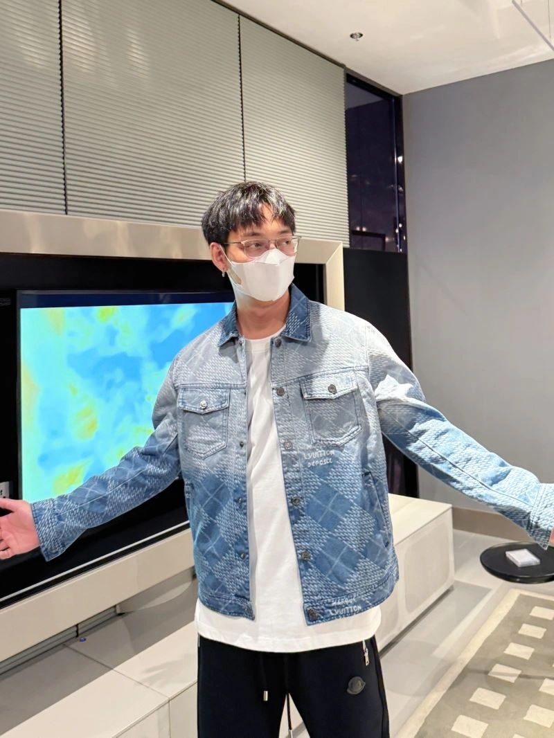 Top mirror Louis Vuitton Outwear