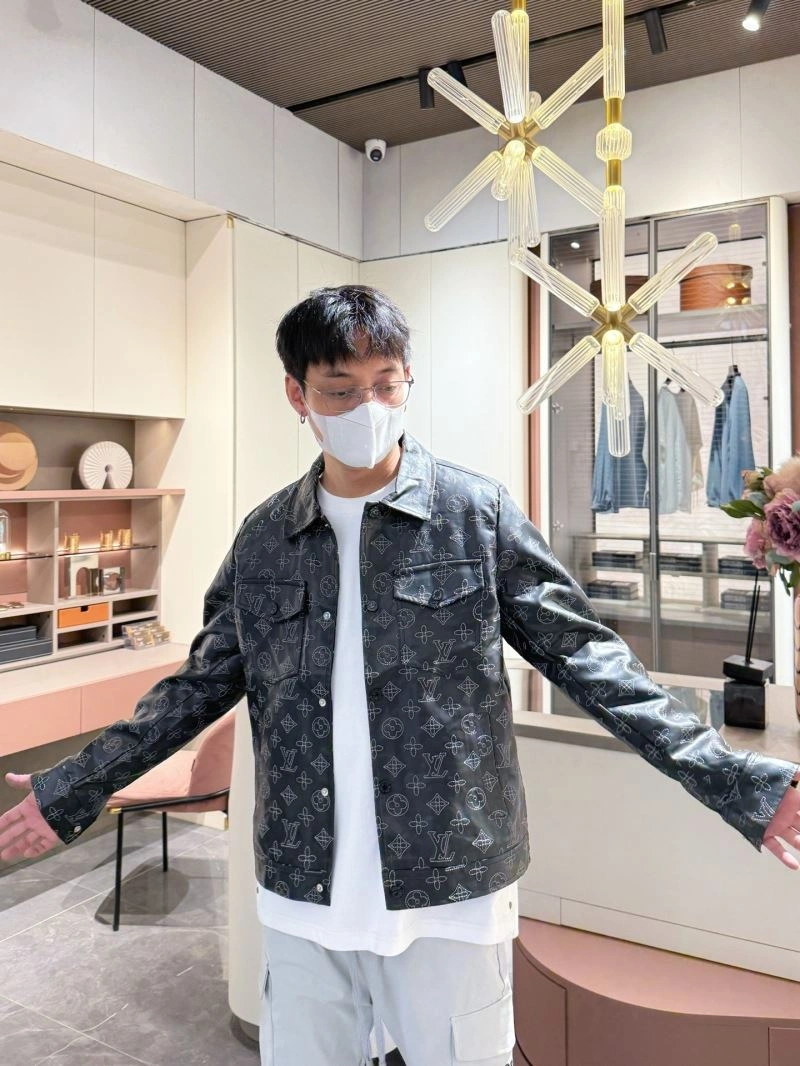 Top mirror Louis Vuitton Outwear