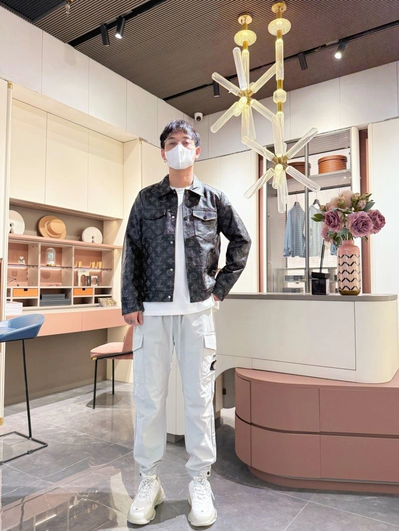 Top mirror Louis Vuitton Outwear
