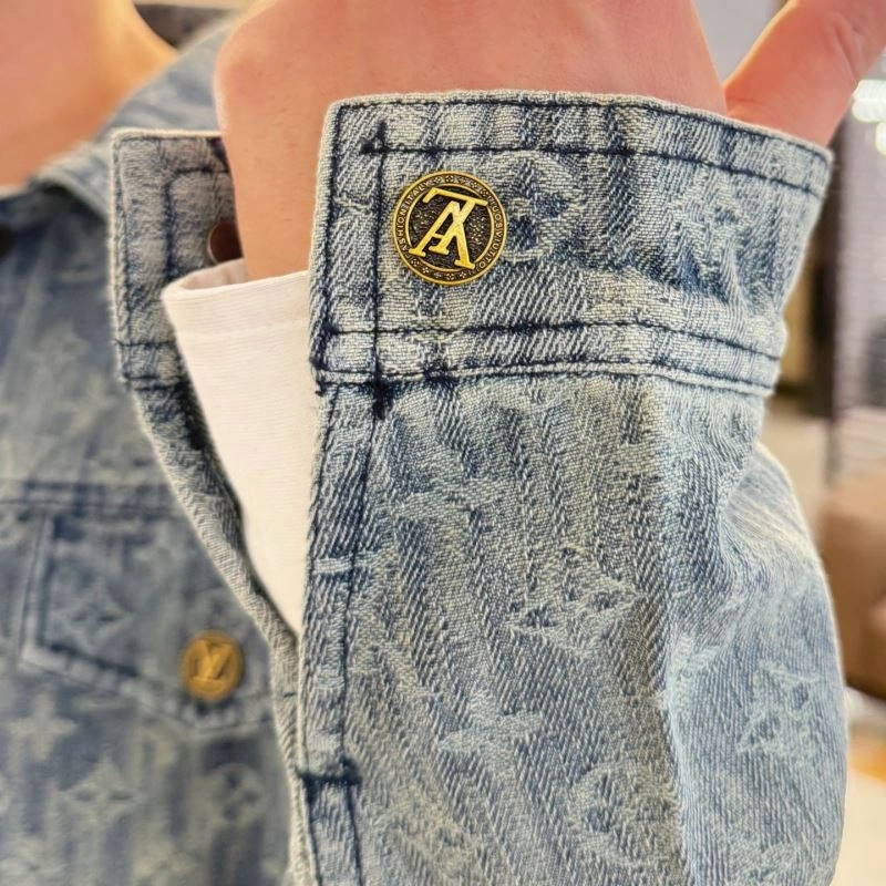 Top mirror Louis Vuitton Outwear