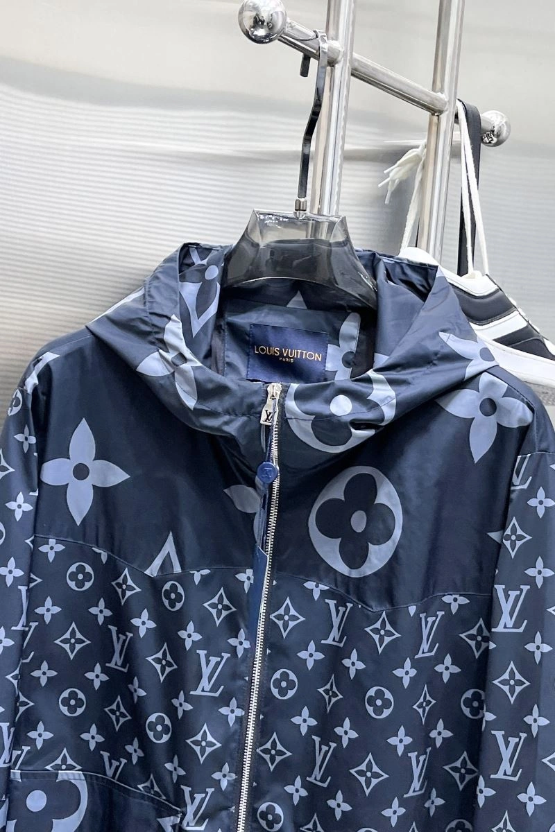 Top mirror Louis Vuitton Outwear