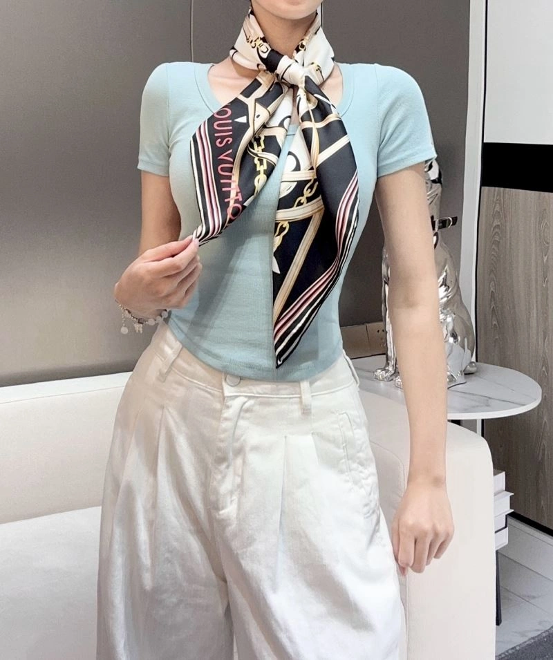 Indistinguishable Louis Vuitton Scarf