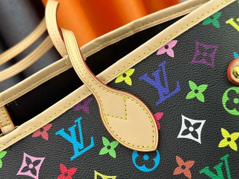 Indistinguishable Louis Vuitton Shopping Bags