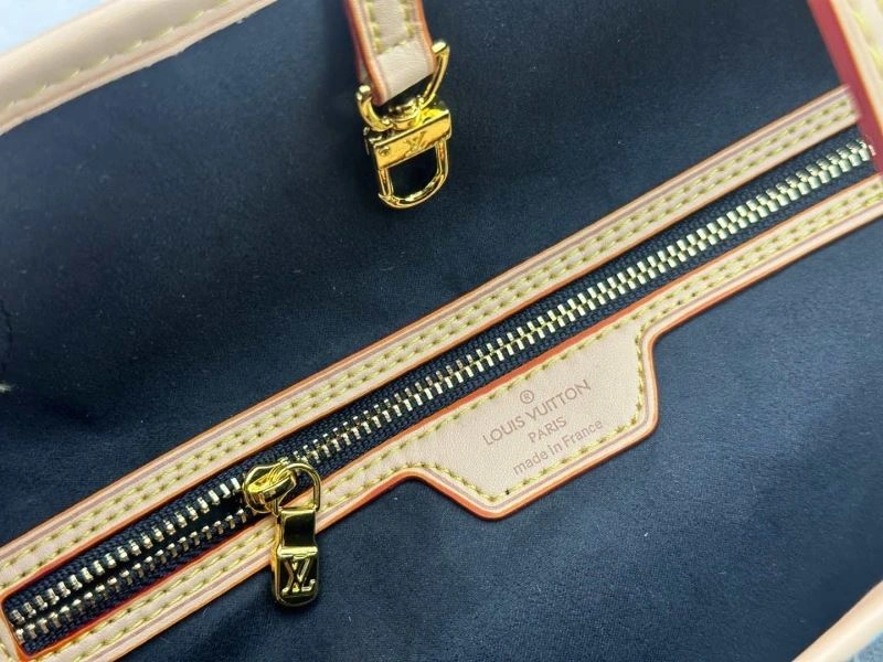 Indistinguishable Louis Vuitton Shopping Bags