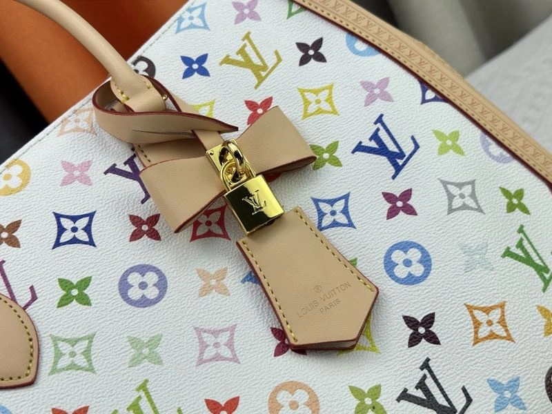 Indistinguishable Louis Vuitton Shopping Bags