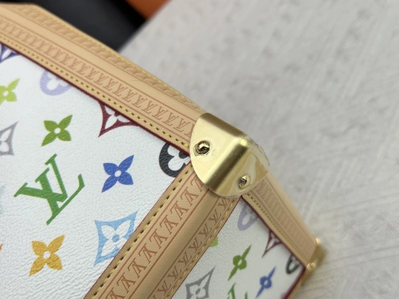 Indistinguishable Louis Vuitton Shopping Bags