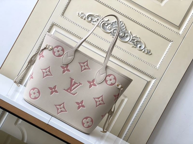 Indistinguishable Louis Vuitton Shopping Bags