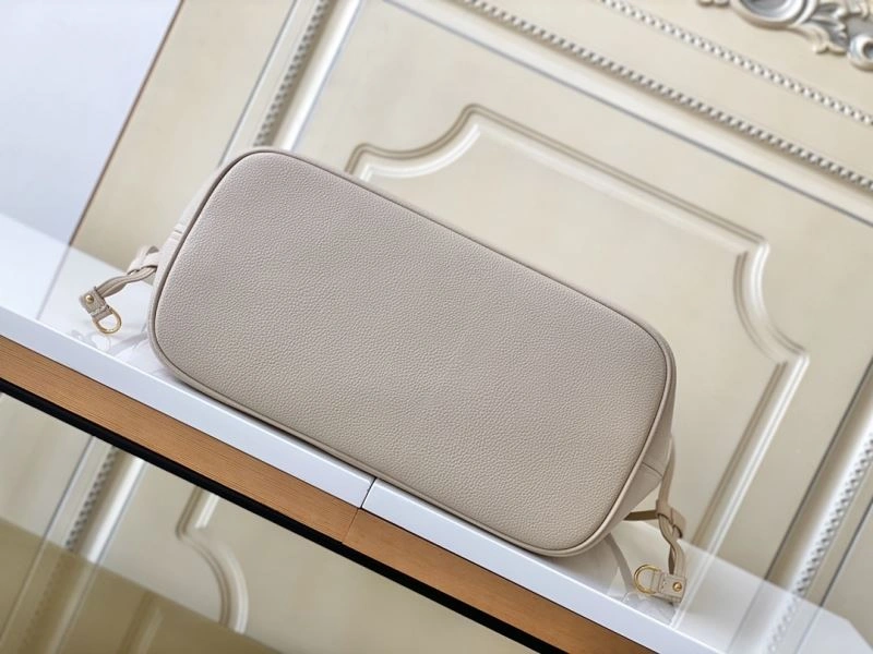 Indistinguishable Louis Vuitton Shopping Bags
