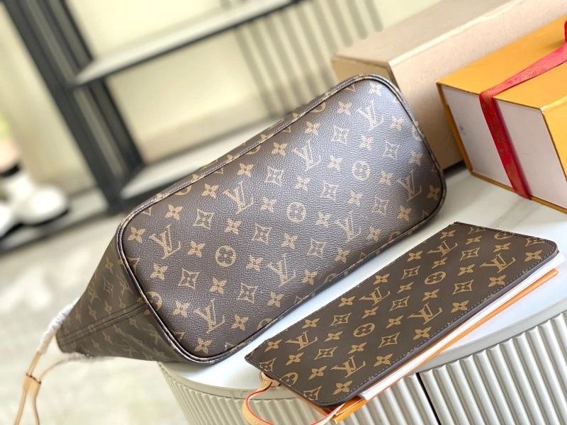 Indistinguishable Louis Vuitton Shopping Bags