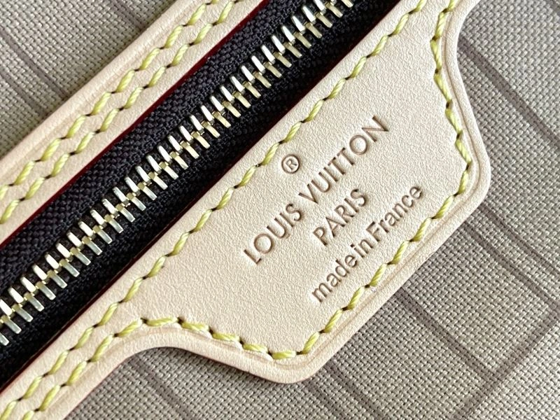 Indistinguishable Louis Vuitton Shopping Bags