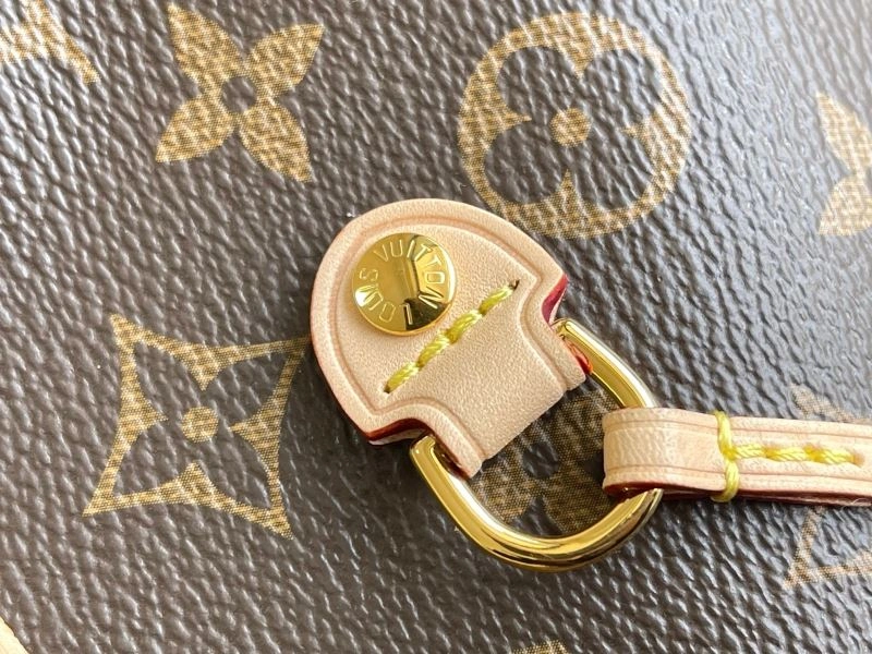 Indistinguishable Louis Vuitton Shopping Bags