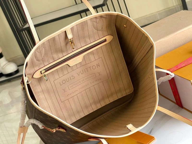 Indistinguishable Louis Vuitton Shopping Bags