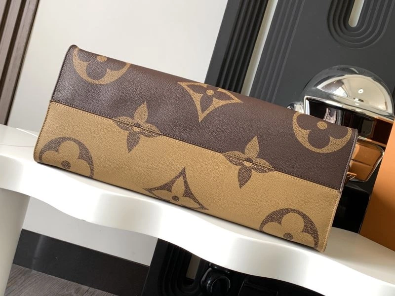 Top mirror Louis Vuitton Shopping Bags