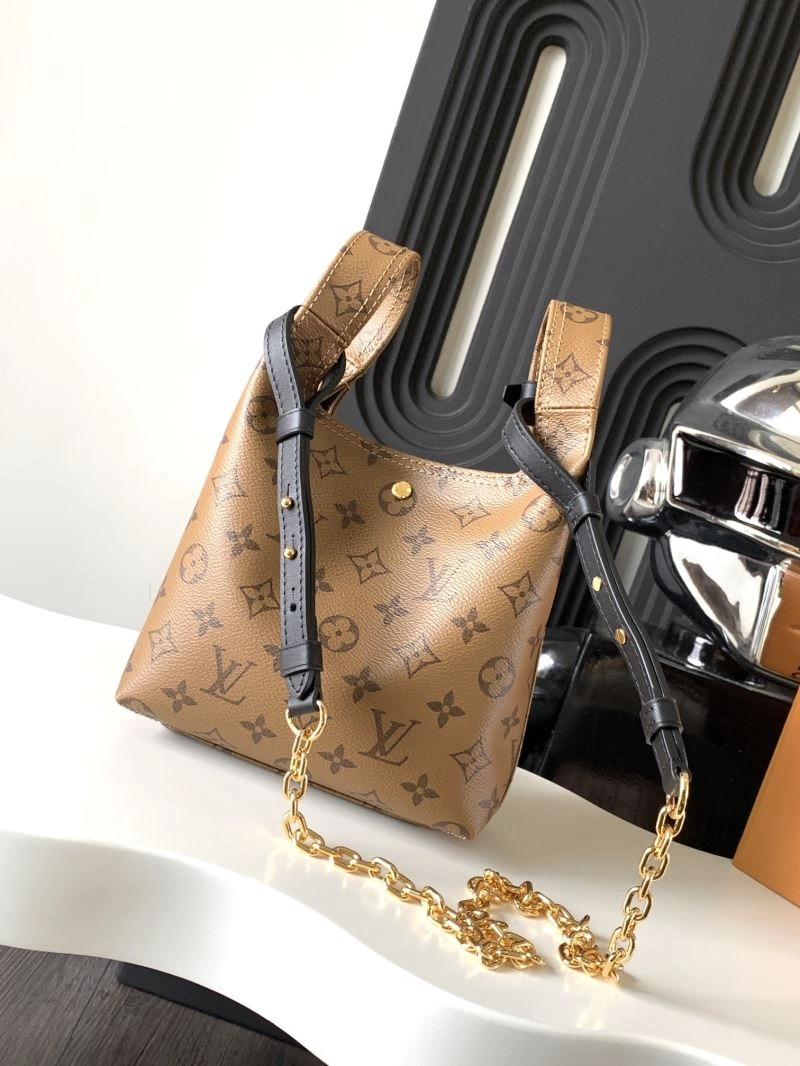 Indistinguishable Louis Vuitton Shopping Bags