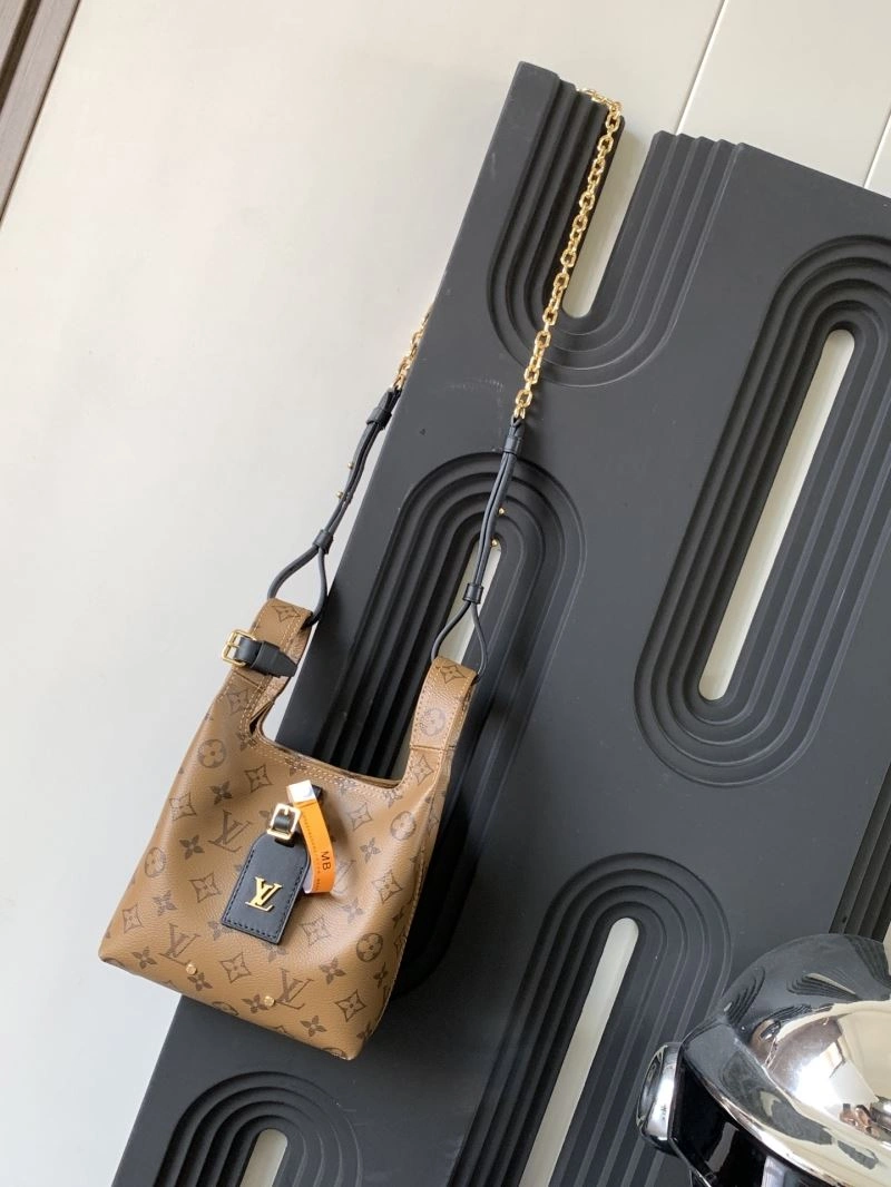 Indistinguishable Louis Vuitton Shopping Bags