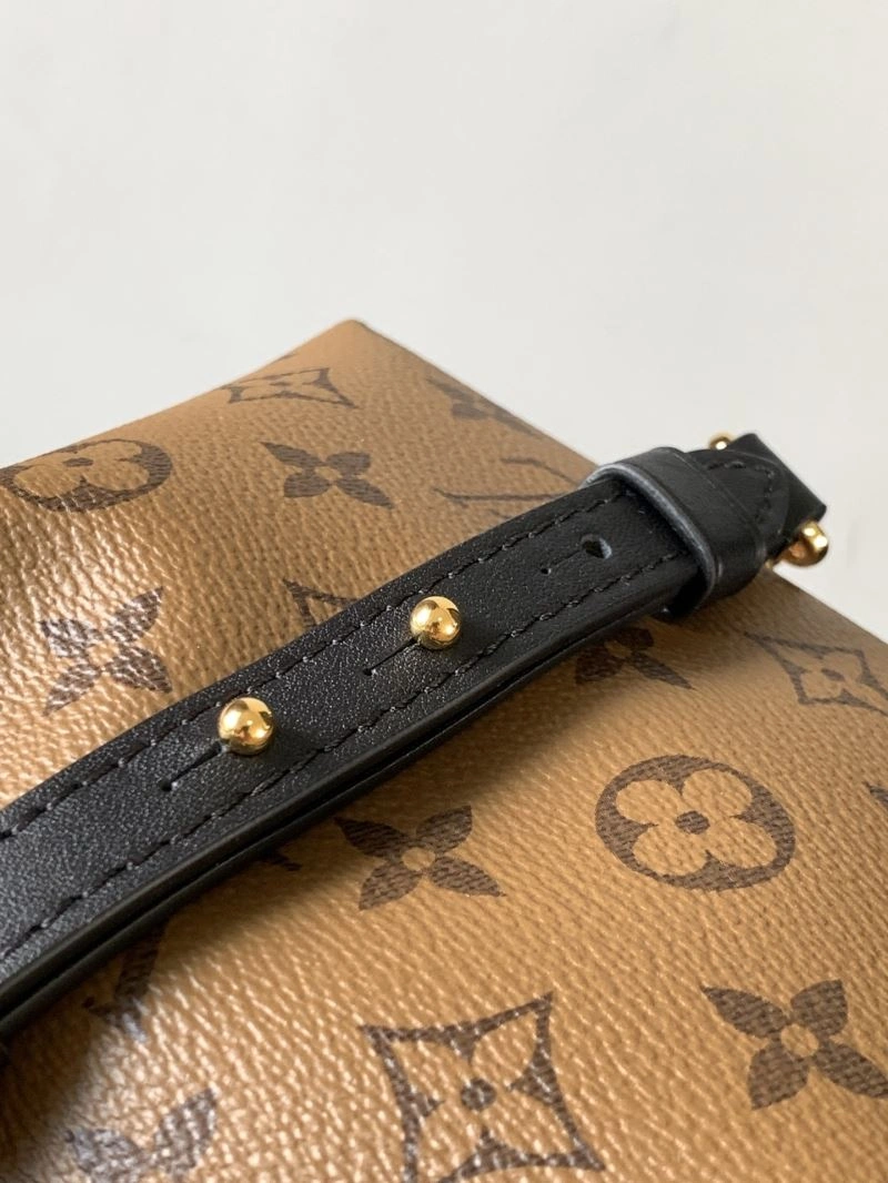 Indistinguishable Louis Vuitton Shopping Bags