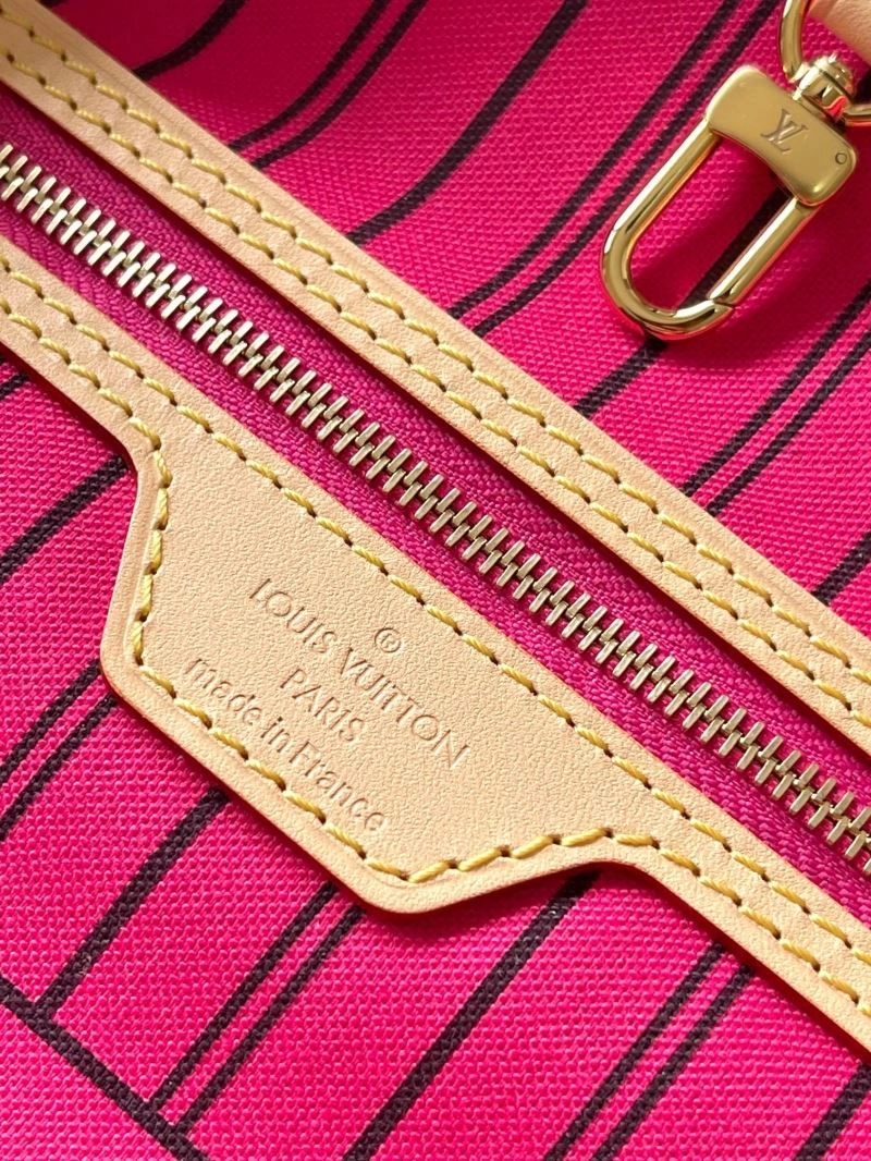 Indistinguishable Louis Vuitton Shopping Bags