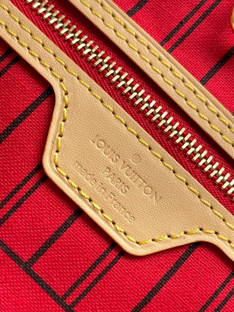 Indistinguishable Louis Vuitton Shopping Bags