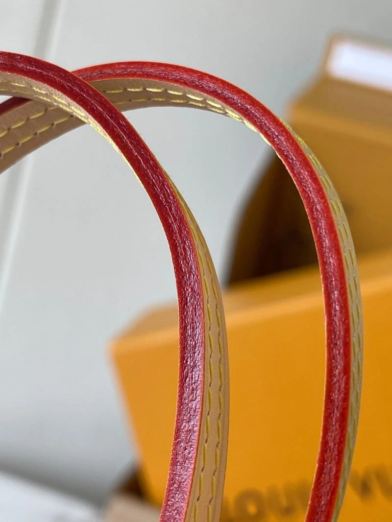 Indistinguishable Louis Vuitton Shopping Bags