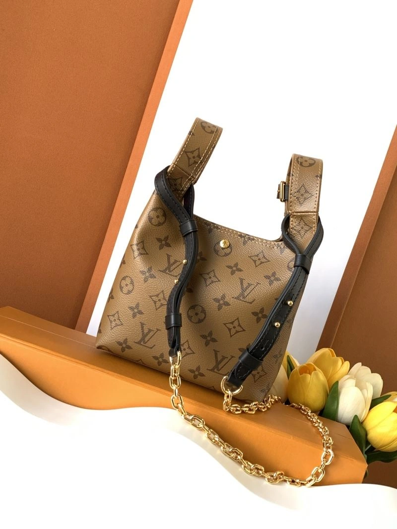 Indistinguishable Louis Vuitton Shopping Bags