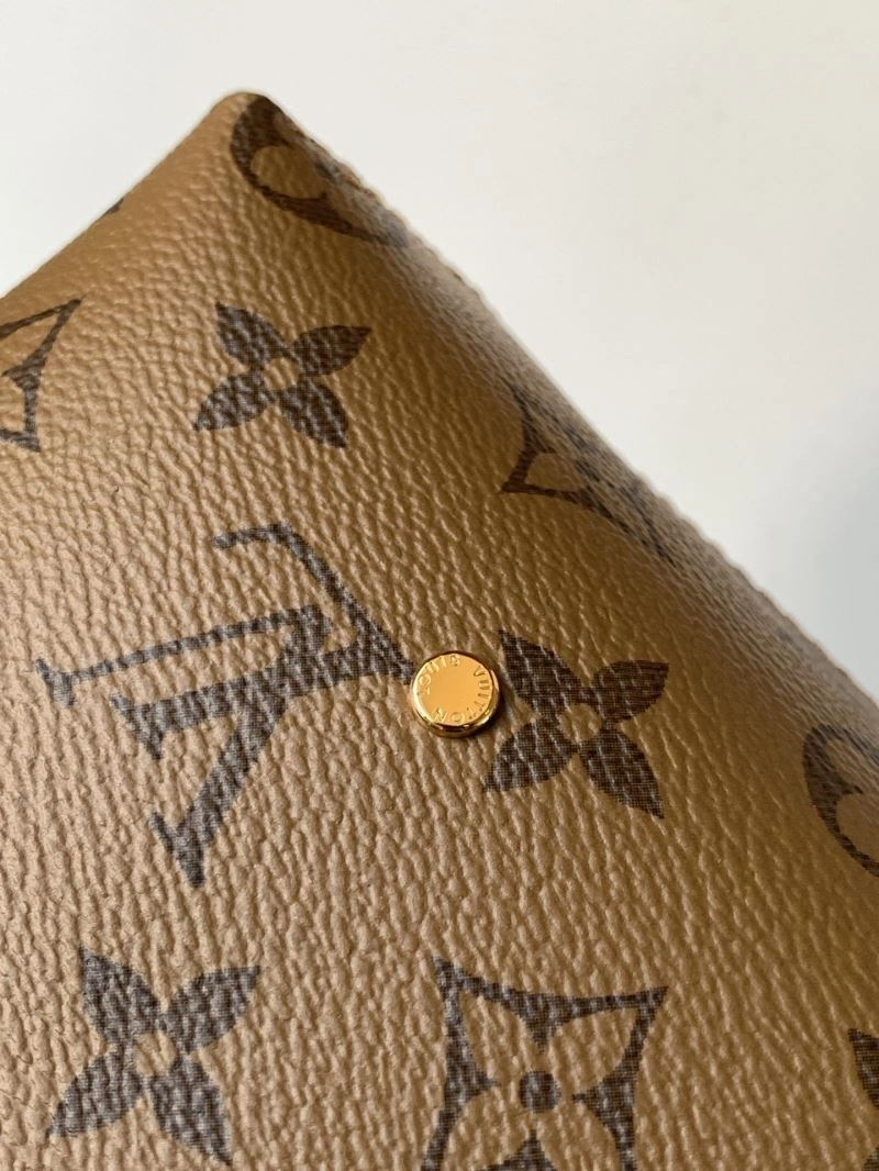 Indistinguishable Louis Vuitton Shopping Bags