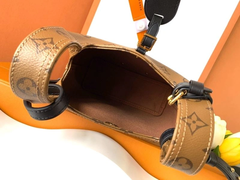 Indistinguishable Louis Vuitton Shopping Bags
