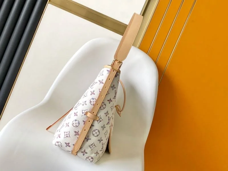 Accurate model Louis Vuitton Shopping Bags