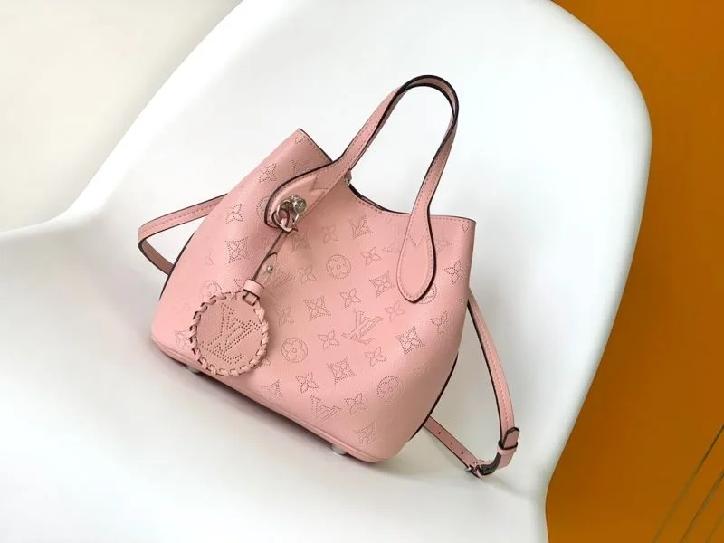 Indistinguishable Louis Vuitton Shopping Bags