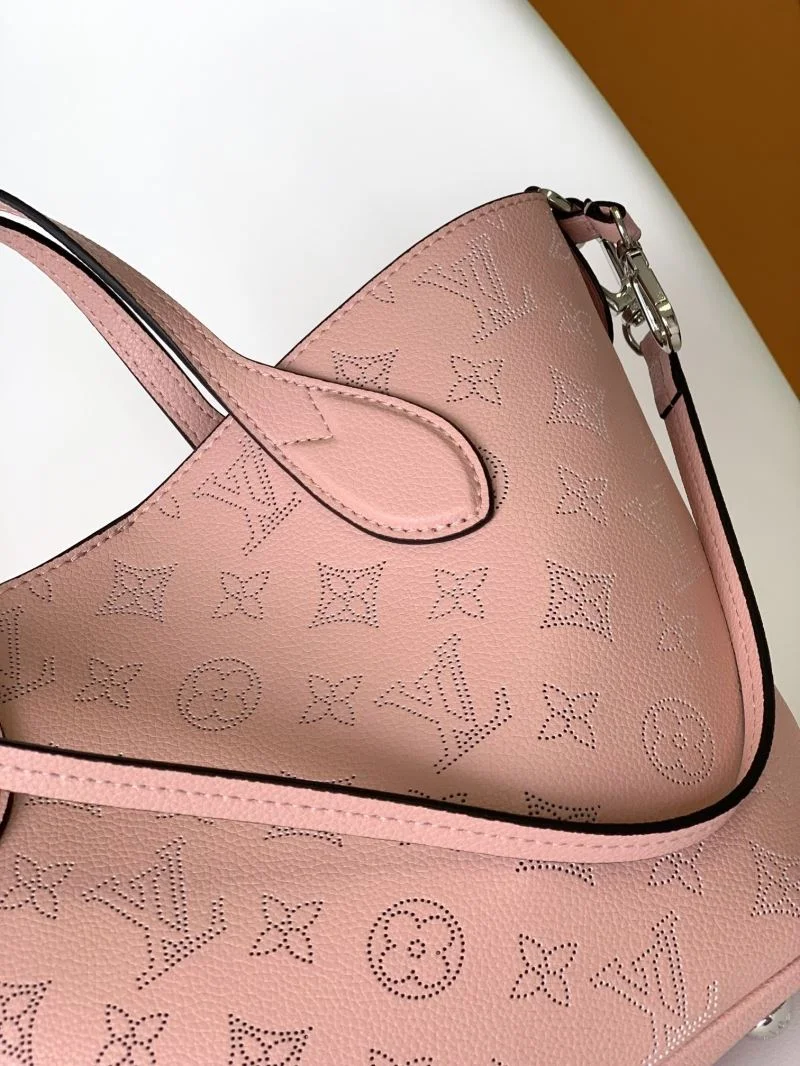 Indistinguishable Louis Vuitton Shopping Bags