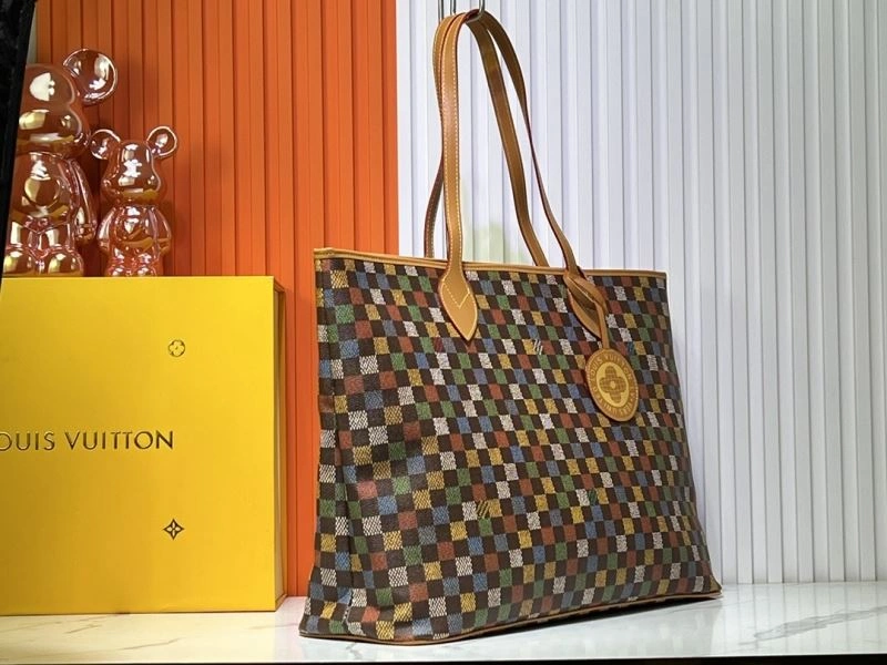 Indistinguishable Louis Vuitton Shopping Bags