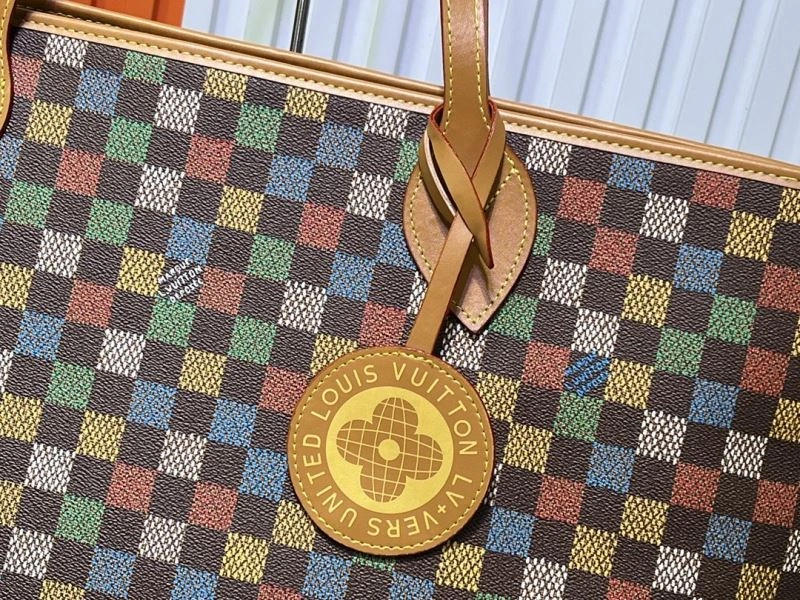 Indistinguishable Louis Vuitton Shopping Bags