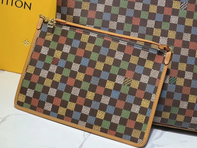 Indistinguishable Louis Vuitton Shopping Bags
