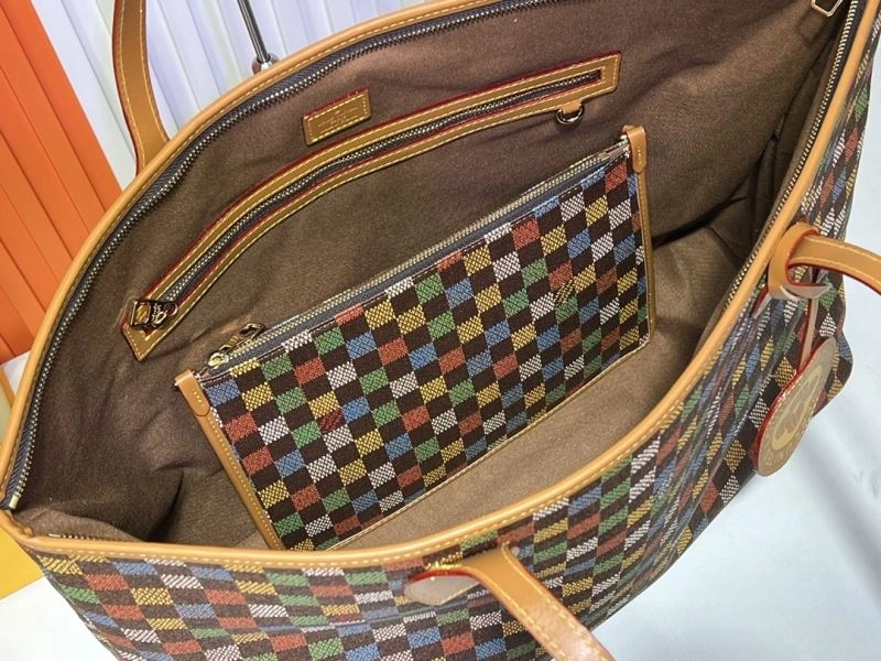 Indistinguishable Louis Vuitton Shopping Bags