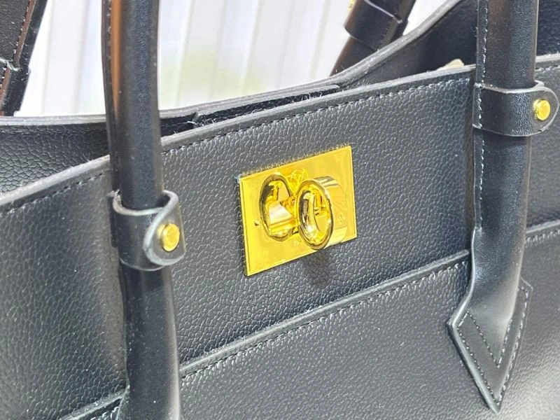 Indistinguishable Louis Vuitton Shopping Bags