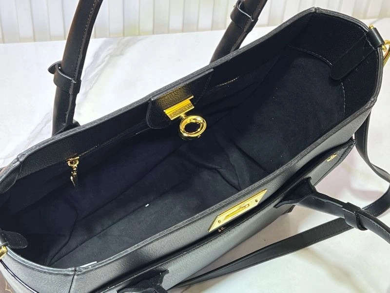 Indistinguishable Louis Vuitton Shopping Bags
