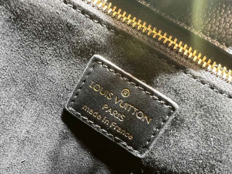 Indistinguishable Louis Vuitton Shopping Bags