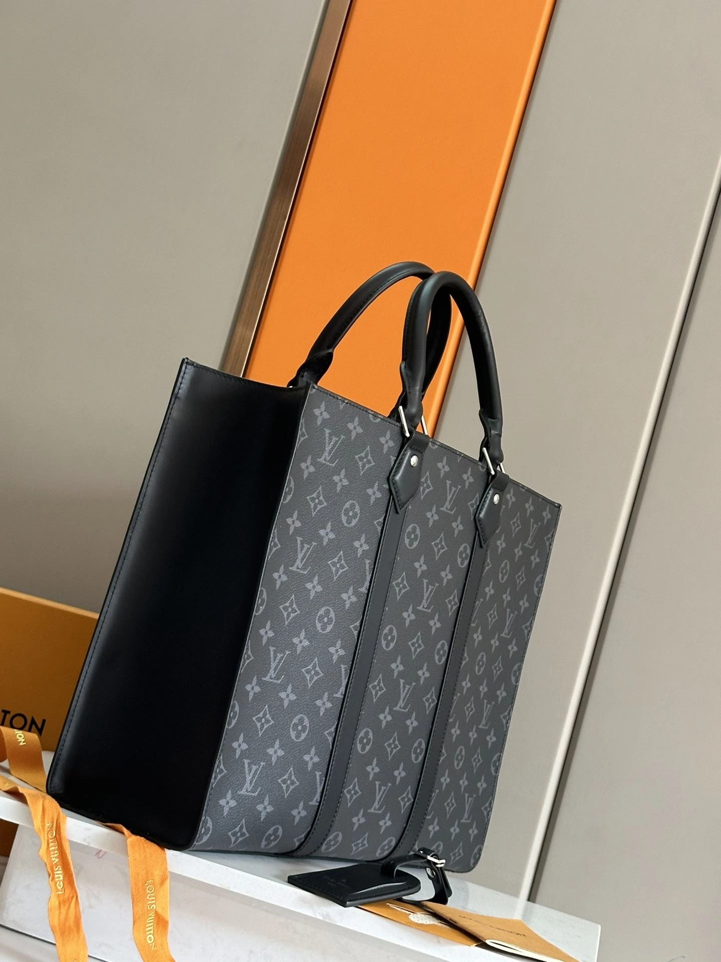Indistinguishable Louis Vuitton Shopping Bags