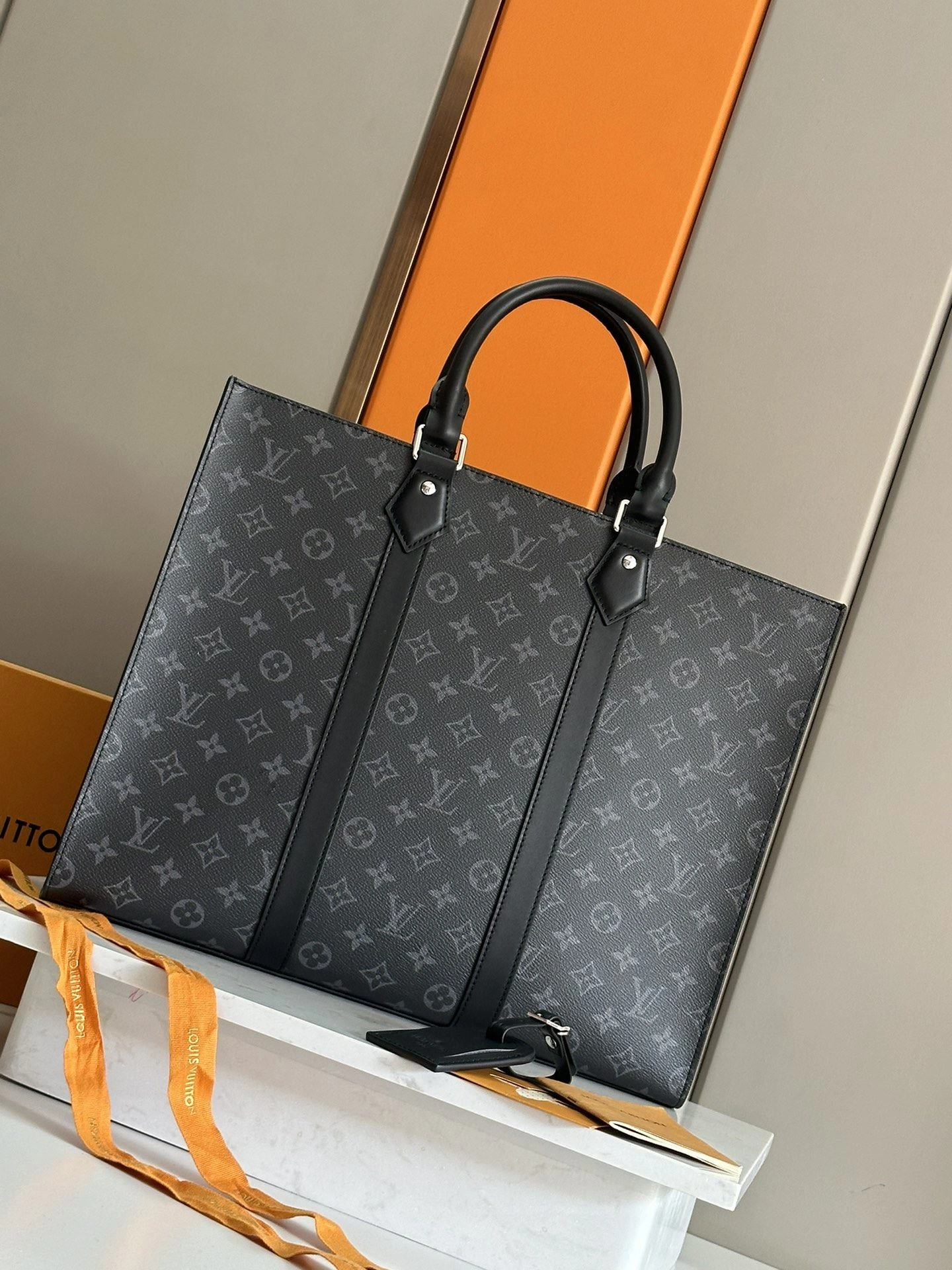 Indistinguishable Louis Vuitton Shopping Bags