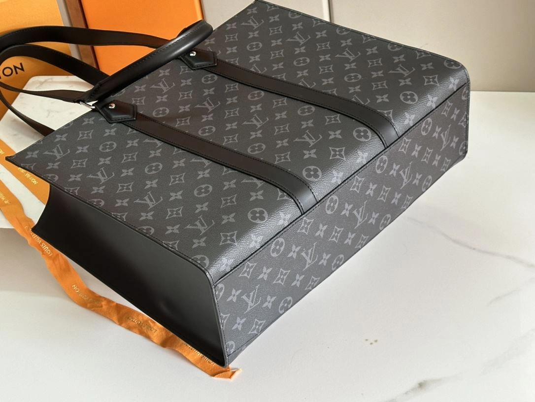 Indistinguishable Louis Vuitton Shopping Bags