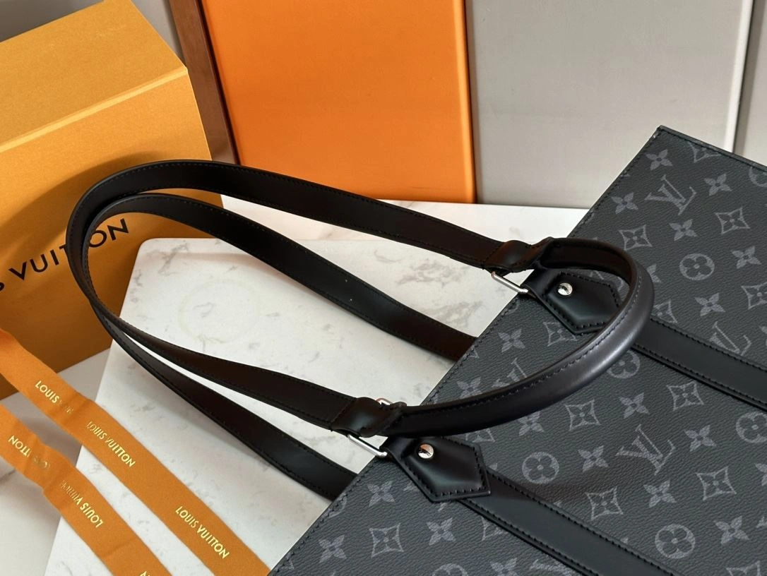 Indistinguishable Louis Vuitton Shopping Bags