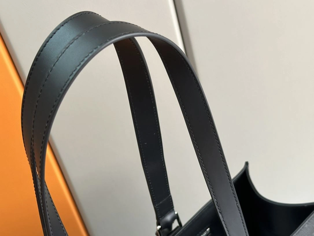 Indistinguishable Louis Vuitton Shopping Bags