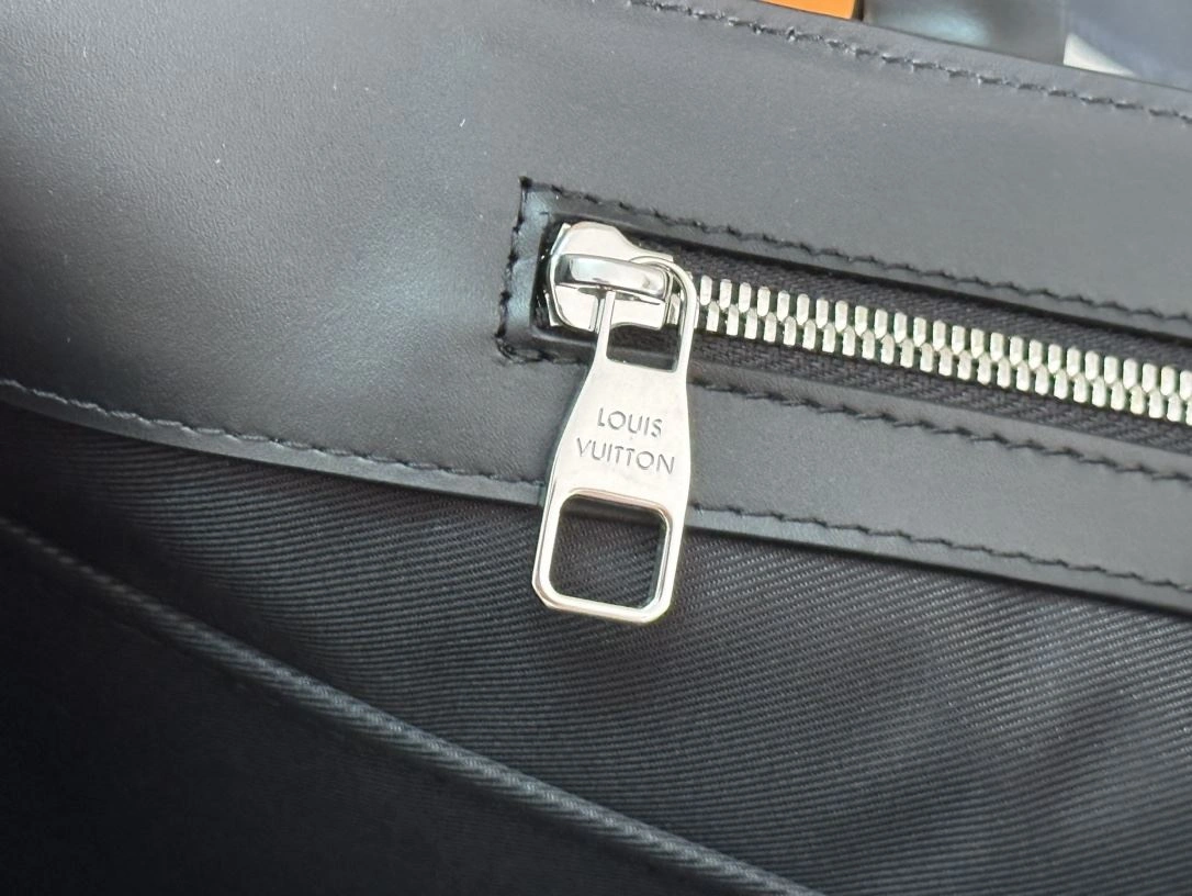 Indistinguishable Louis Vuitton Shopping Bags