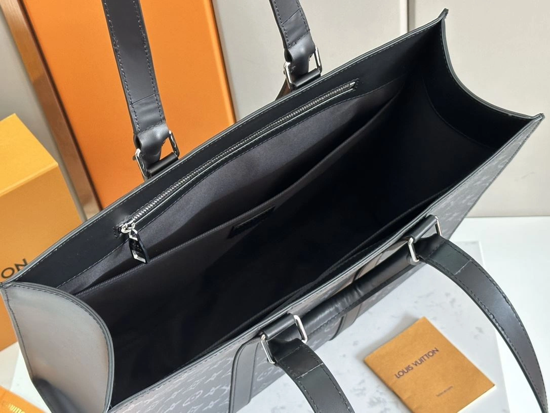 Indistinguishable Louis Vuitton Shopping Bags