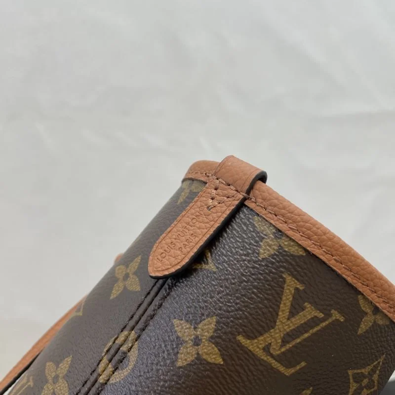 Indistinguishable Louis Vuitton Shopping Bags