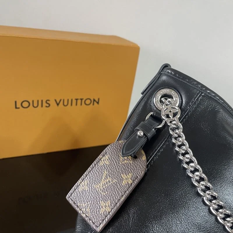 Indistinguishable Louis Vuitton Shopping Bags