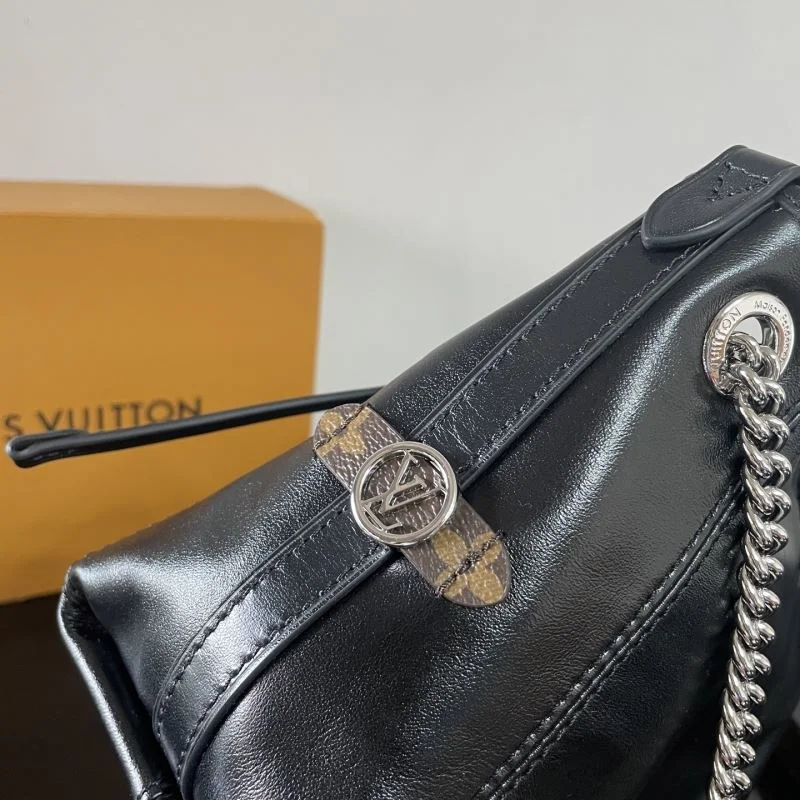 Indistinguishable Louis Vuitton Shopping Bags