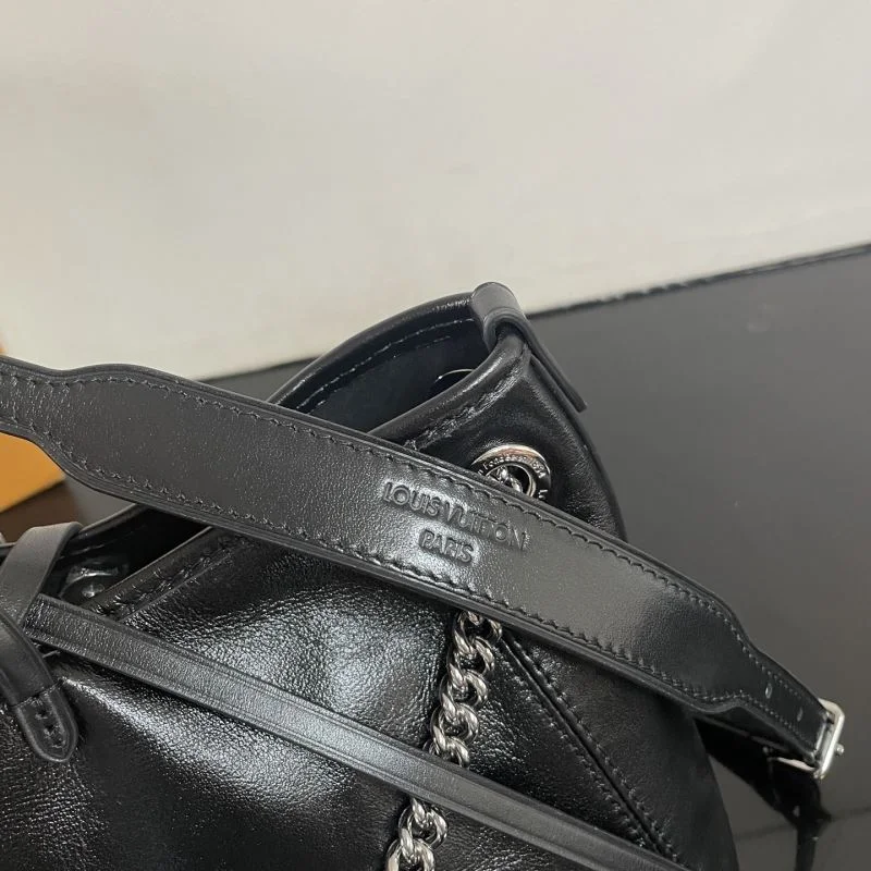Indistinguishable Louis Vuitton Shopping Bags