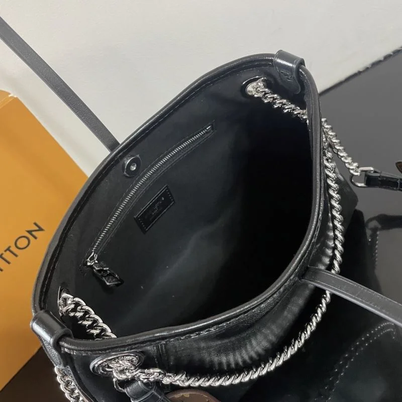 Indistinguishable Louis Vuitton Shopping Bags