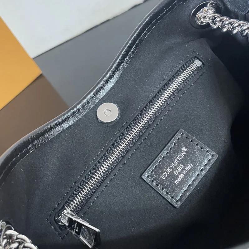 Indistinguishable Louis Vuitton Shopping Bags